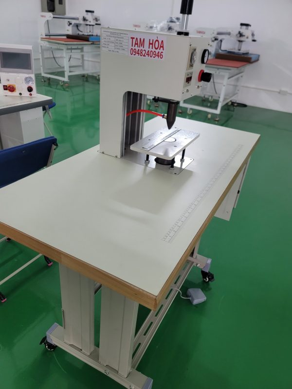 Button punching machine for shirts and pants, used for processing ...